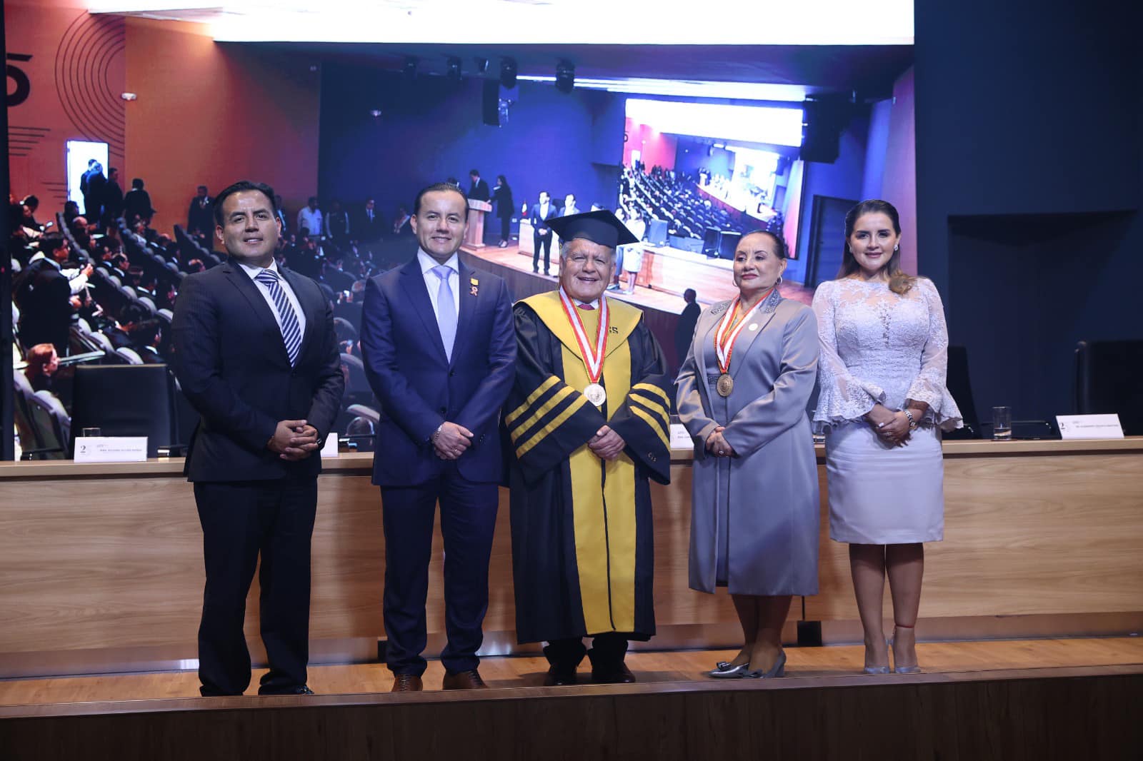 César Acuña es condecorado con el título de Doctor Honoris Causa por ...