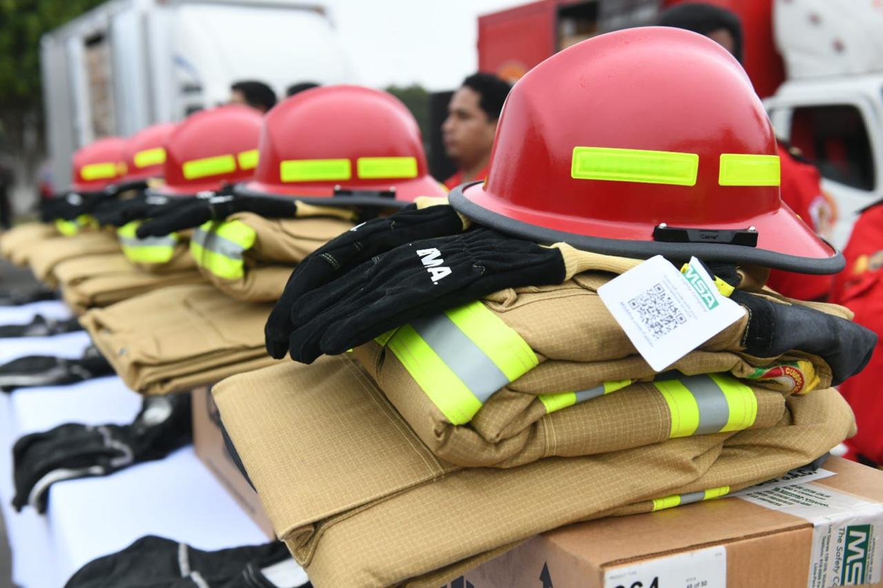 Gobierno entrega más de mil equipos de protección personal al Cuerpo ...