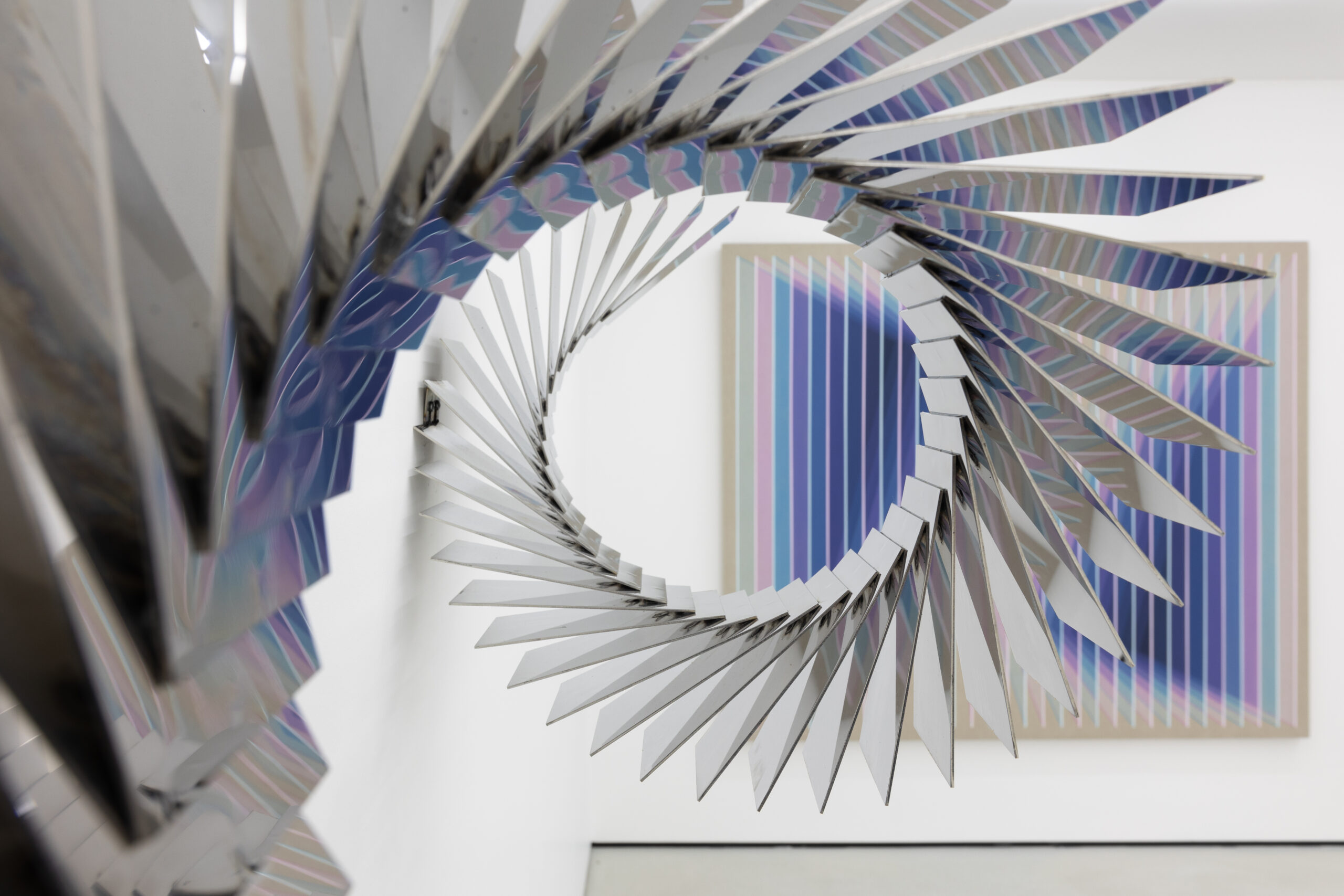 Edge of Illusion: La exploración pictórica y tridimensional de Daniel ...