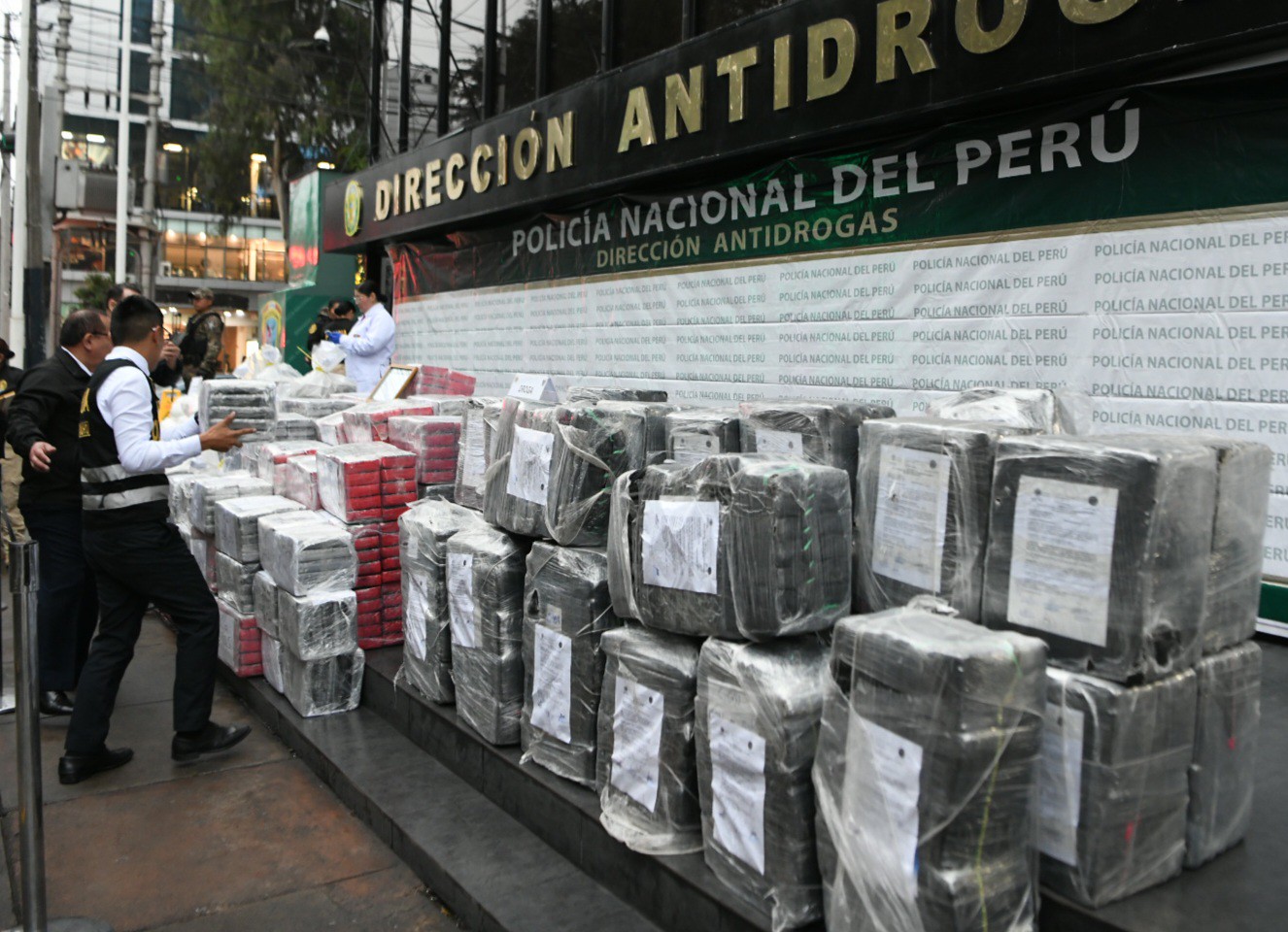 Golpe al narcotráfico: PNP incauta 13 toneladas de droga - Caretas Nacional