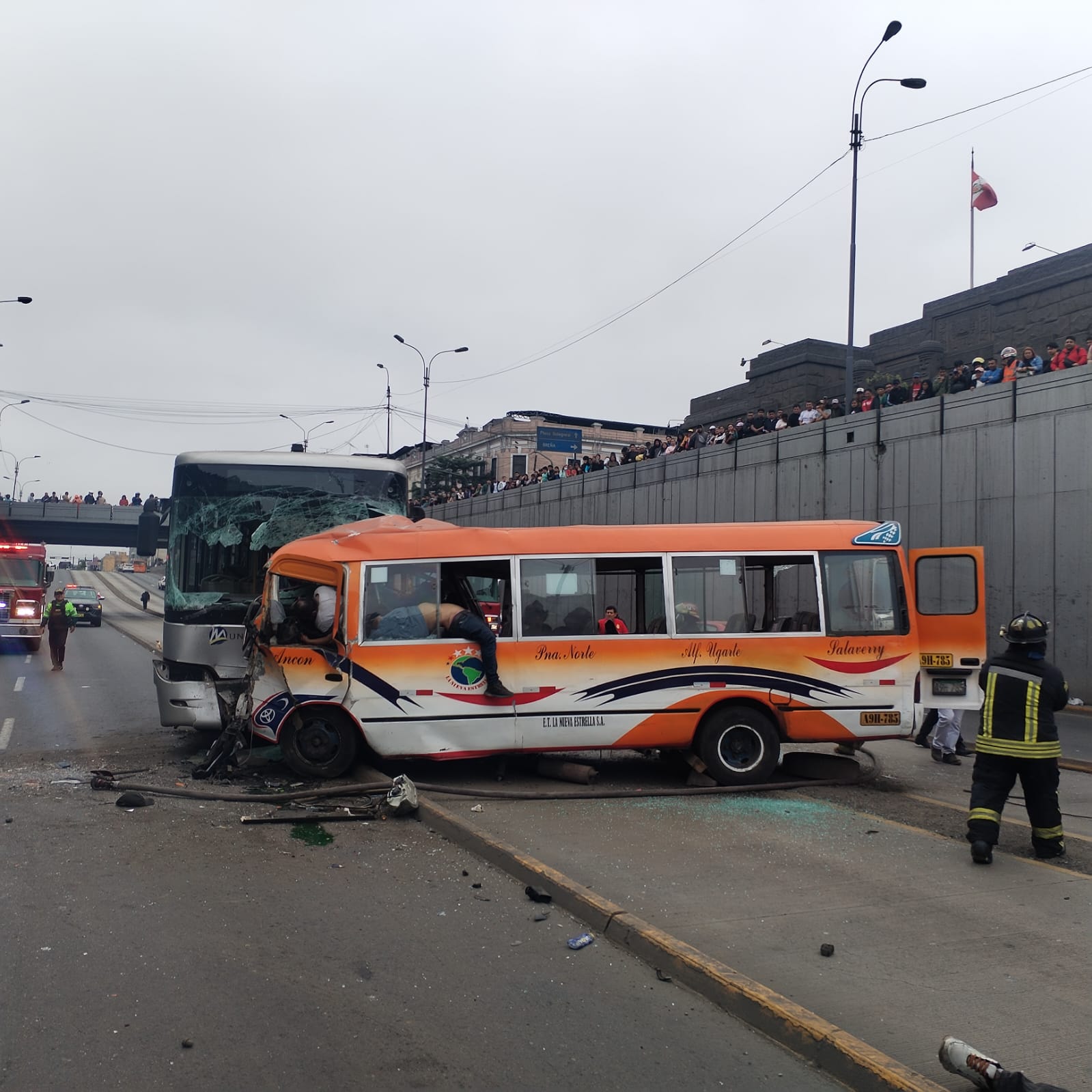 Tres muertos y 17 heridos tras choque entre cúster informal y bus del ...