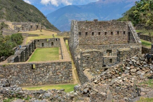 La bandera del Perú emociona al papa León XIV durante saludo en el Vaticano